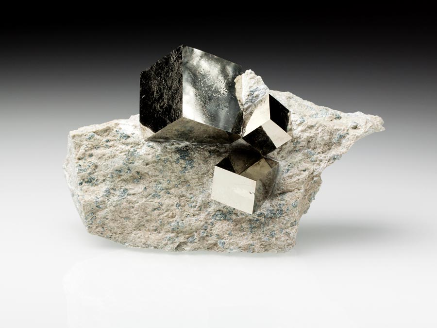 Pyritstufe aus Spanien mit 3 Würfel(n)