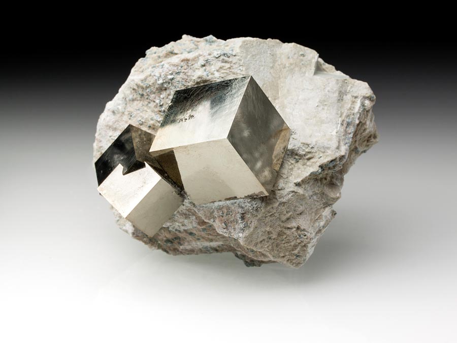 Pyritstufe aus Spanien mit 3 Würfel(n)