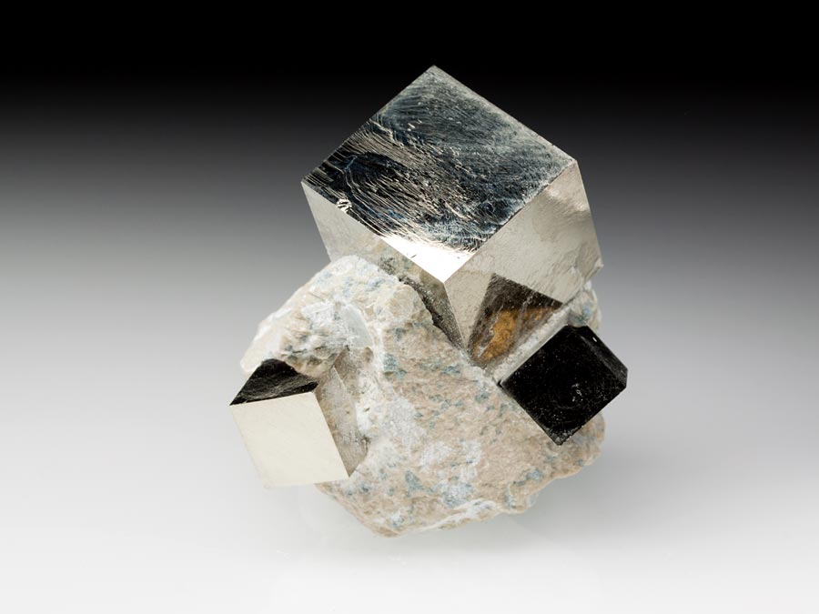 Pyritstufe aus Spanien mit 3 Würfel(n)