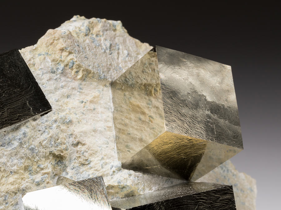 Pyritstufe aus Spanien mit 2 Würfel(n)