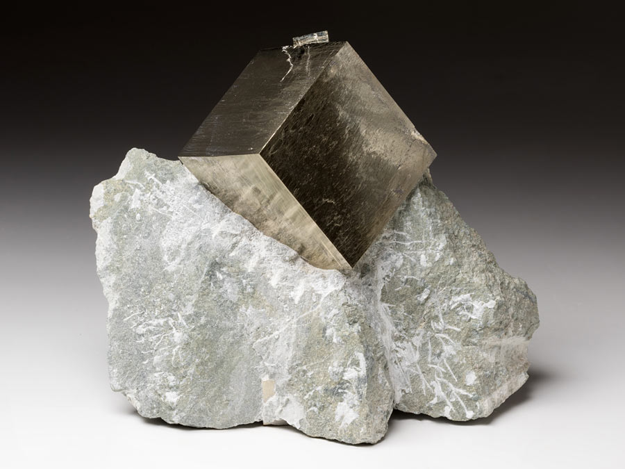 Pyritstufe aus Spanien mit 2 Würfel(n)