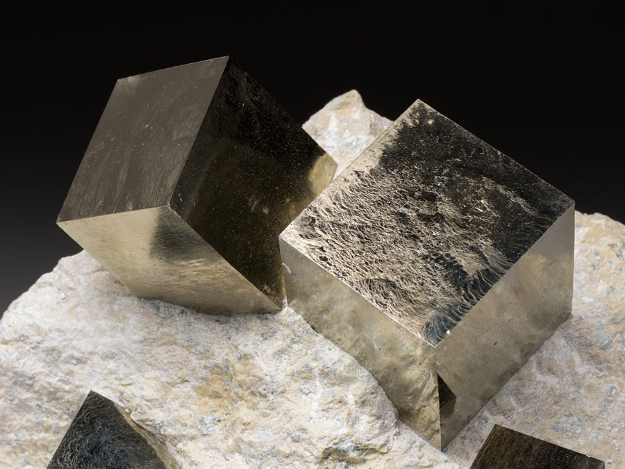 Pyritstufe aus Spanien mit 2 Würfel(n)