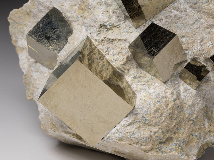 Pyritstufe aus Spanien mit 2 Würfel(n)